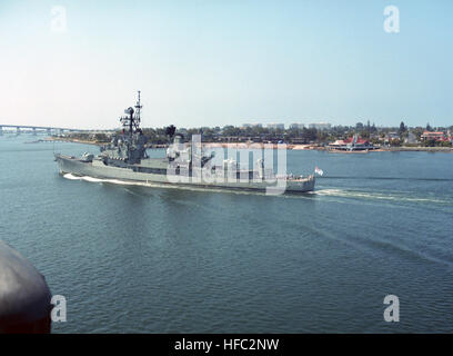 A port view of the Australian guided missile destroyer HMAS PERTH (38 ...