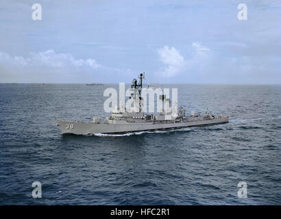A port view of the Australian guided missile destroyer HMAS PERTH (38 ...