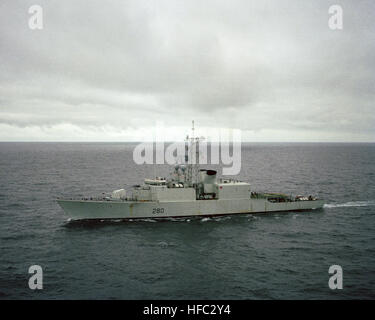 HMCS Iroquois (DDH 280) underway c1982 Stock Photo - Alamy