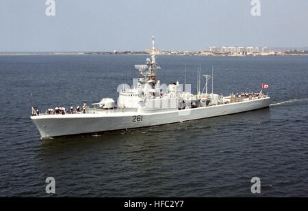 HMCS Mackenzie (DDE 261) at San Diego 1992 Stock Photo - Alamy
