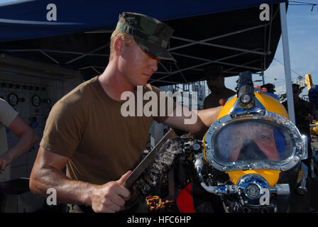 Master Chief Navy Diver (MDV) Kent Robarts, command master chief of ...