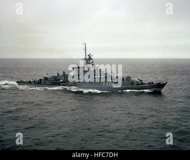 A starboard bow view of the West German destroyer FGS Bremen (D-185 ...