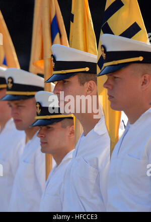 Midshipmen on the campus of the United States Naval Academy Stock Photo ...