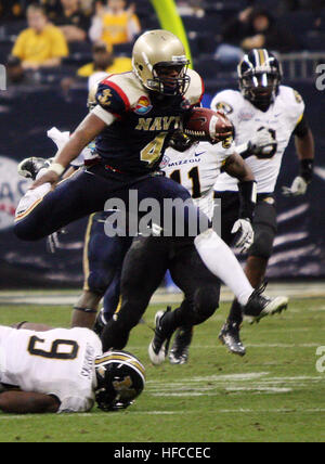 Navy Midshipmen Quarterback Ricky Dobbs (4) on a quarterback keeper ...