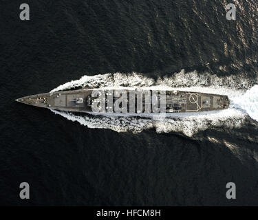An overhead view of the guided missile cruiser USS VALLEY FORGE (CG-50 ...