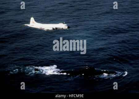 P-3B VP-1 over Soviet Victor class sub 1987 Stock Photo - Alamy