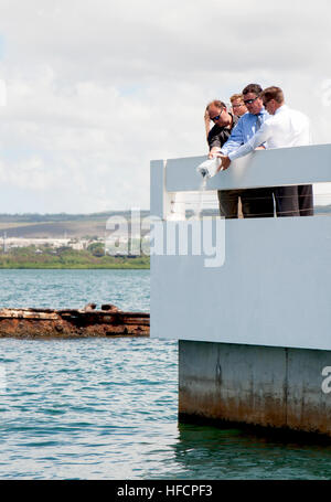 Pearl Harbor survivor retired Navy Capt. Bob Batterson of Corpus ...