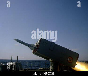 The destroyer USS Hewitt (DD-966) is underway at sea in 1980 ...