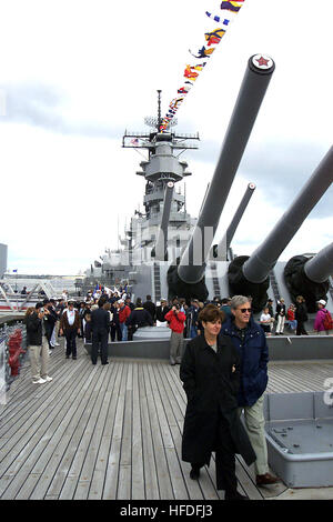 US Navy Visitors tour the battleship USS Wisconsin Stock Photo - Alamy