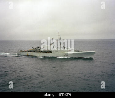 A starboard bow view of the Canadian frigate HMCS ANNAPOLIS (265 ...