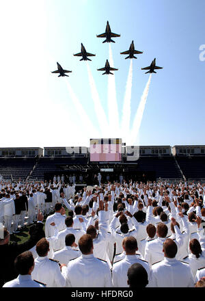 Defense Secretary Robert Gates, second from left, and outgoing Joints ...
