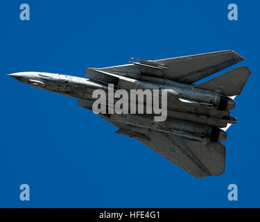 US Navy An F-14D Tomcat conducts aerial refueling with a U.S. Air Force ...