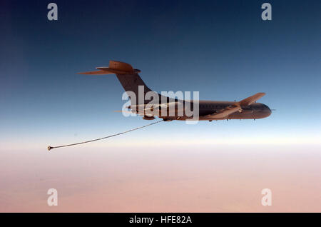 US Navy A British VC-10 refueling aircraft of 101 Squadron awaits ...