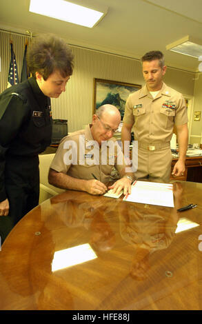 US Navy Admiral Vern Clark Stock Photo - Alamy