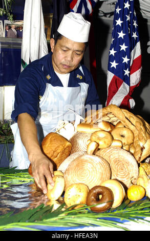 US Navy Thanksgiving dinner aboard USS Carl Vinson.jpg Stock Photo - Alamy