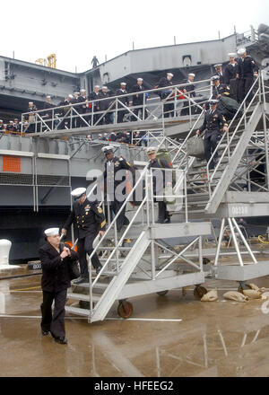 US Navy Sailors cross the brow Stock Photo - Alamy