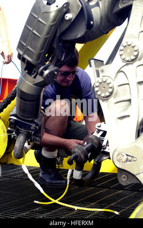 Apr 26, 2004; Pacific Ocean, HI, USA; Deep Submergence Unit (DSU ...