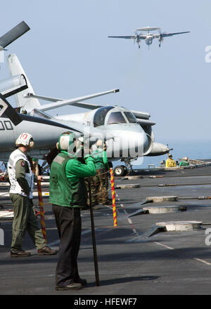 E-2C Hawkeye completes final flight of commanding officer of Airborne ...