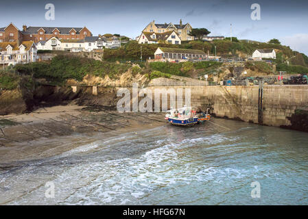 Incoming tide flooding into Newquay Harbour in Cornwall Stock Photo - Alamy