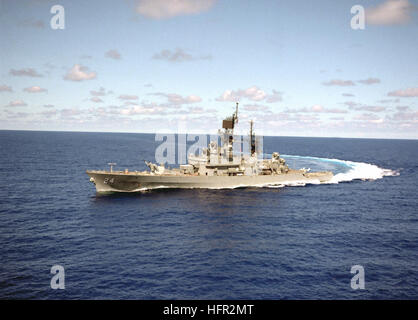 USS Reeves (CG-24) executing a high speed turn on 27 November 1991 ...