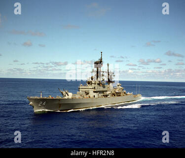 USS Reeves (CG-24) underway at sea on 15 October 1984 (6396505 Stock ...