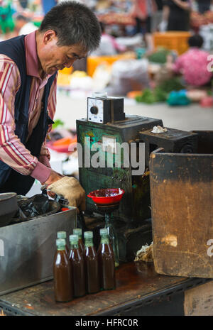 Old man in Busan (Pusan) in South Korea Stock Photo - Alamy