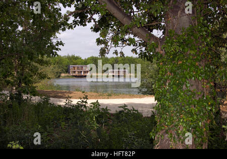Lakes by Yoo, houses built around a series of Cotswolds lakes,Lechlade ...