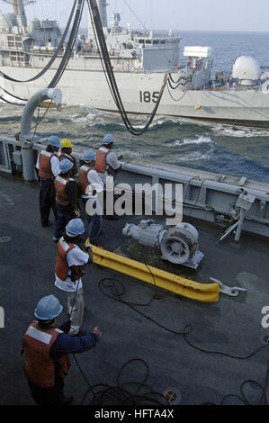 US Navy Line handlers aboard USS Hopper Stock Photo - Alamy