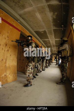 South Korean Navy SEALS conduct joint military operations in urban ...