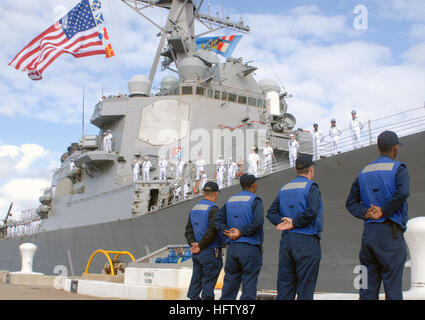 US Navy Line handlers receive mooring lines from USS Carl Vinson (CVN ...