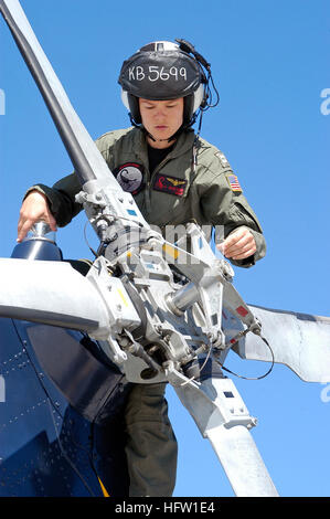 An SH-60B Seahawk light airborne multipurpose system (LAMPS) Mark III ...
