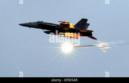 F/A-18E Super Hornet maneuvering breaking the sound barrier F18 F-18 ...