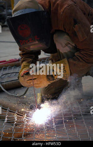 US Navy U.S. Navy Seabee, Steelworker 2nd Class assigned to Naval ...