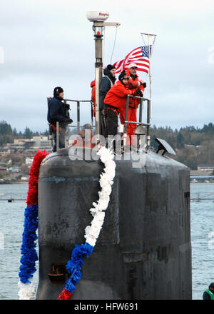 The crew of the Seawolf-class fast-attack submarine USS Seawolf (SSN 21 ...