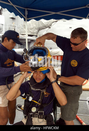 USS Safeguard (ARS 50) divers assist Royal Brunei Navy divers with ...