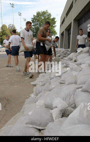 US Navy Nearly 600 Midshipmen at the U.S. Naval Academy prepare the ...