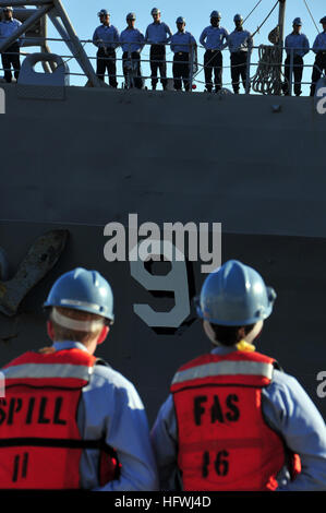 US Navy Line handlers standby as the Nimitz-class aircraft carrier USS ...