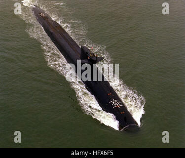 An aerial starboard bow view of the nuclear-powered aircraft carrier ...