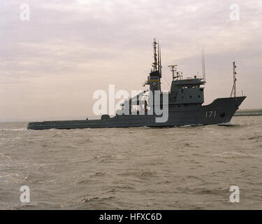 A starboard beam view of the fleet tug USNS SIOUX (ATF 171) entering ...