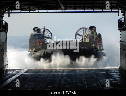 LCAC 21, South China Sea, U.S. navy , USS Harpers Ferry (LSD 49), well ...