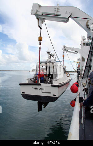 The Military Sealift Command oceanographic survey ship USNS Henson ...