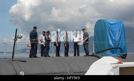 Filipino security officials, Philippines, Subic Bay, U.S. navy , USS ...