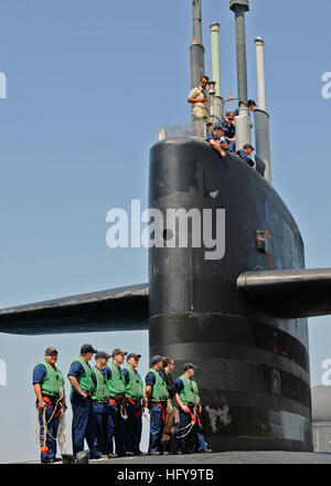 100706-N-9063M-002 SOUDA BAY, Greece (July 6, 2010) The crew of the ...