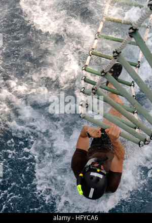 Sailors assigned to Explosive Ordnance Disposable Mobile Unit 6 ...