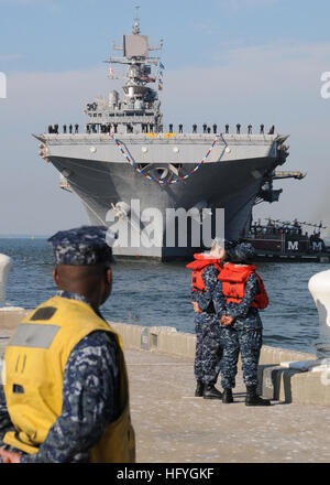 US Navy Four line handlers heave in one of the mooring lines Stock ...