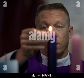 A Catholic mass aboard USS Carl Vinson (CVN 70) fosters goodwill ...