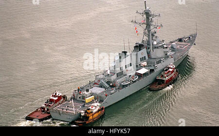 USS Ramage (DDG-61) behind Stock Photo - Alamy