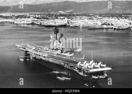 USS Intrepid (CVS-11) at Kingston, Jamaica c1965 Stock Photo - Alamy