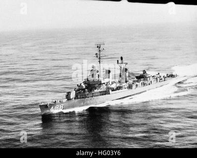 USS Philip (DD-498) underway in the Pacific Ocean on 9 July 1968 Stock ...