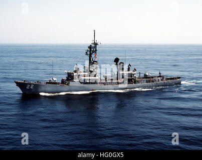 USS Benjamin Stoddert (DDG-22) underway in 1983 Stock Photo - Alamy